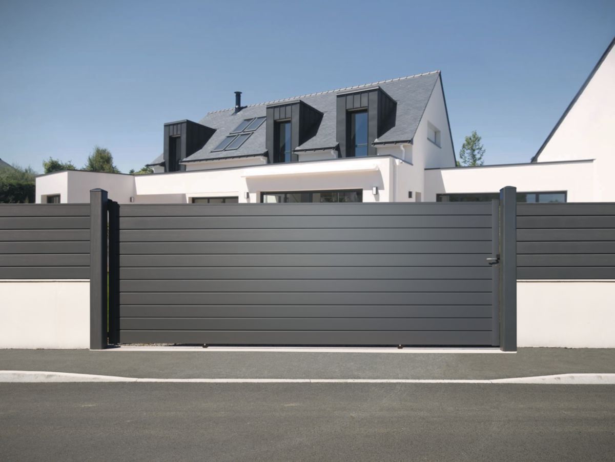 ALUCLOS - Portail Aluline coulissant de 4m lame semi-ajourée gris ...