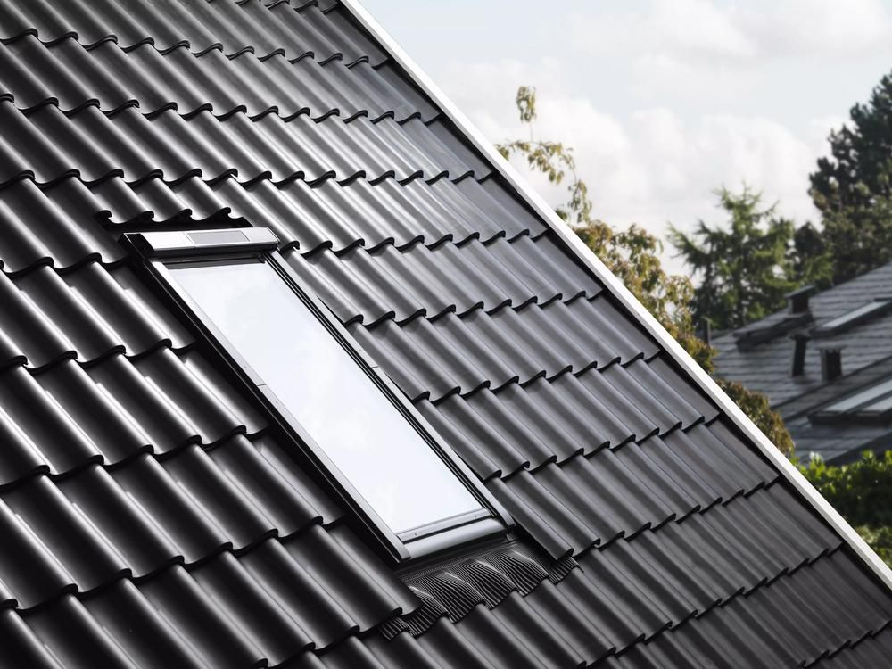 VELUX - Fenêtre VELUX INTEGRA SOLAR Tout Confort ClearFinish GGL MK04 78 cm x 98 cm - Réf ...