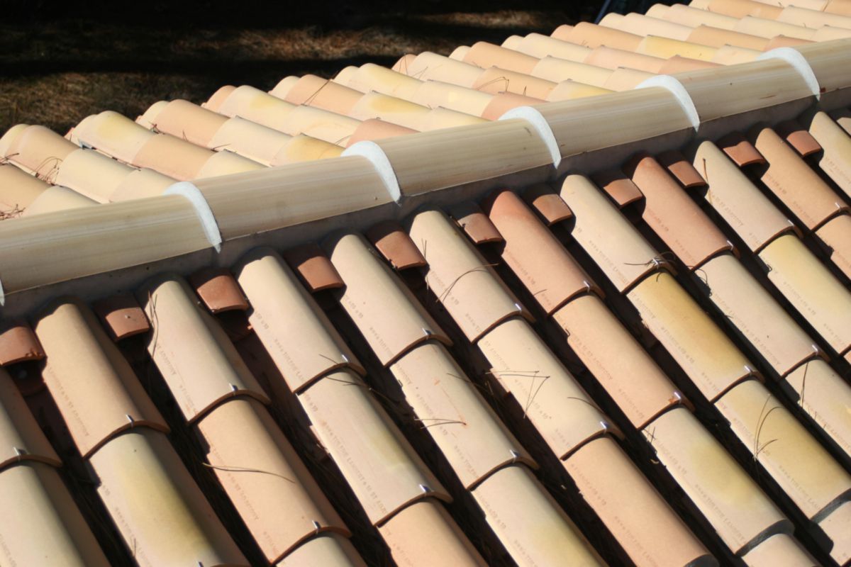 TUILERIE LAMBERT - Tuile faîtière pour couverture canal terre cuite ...