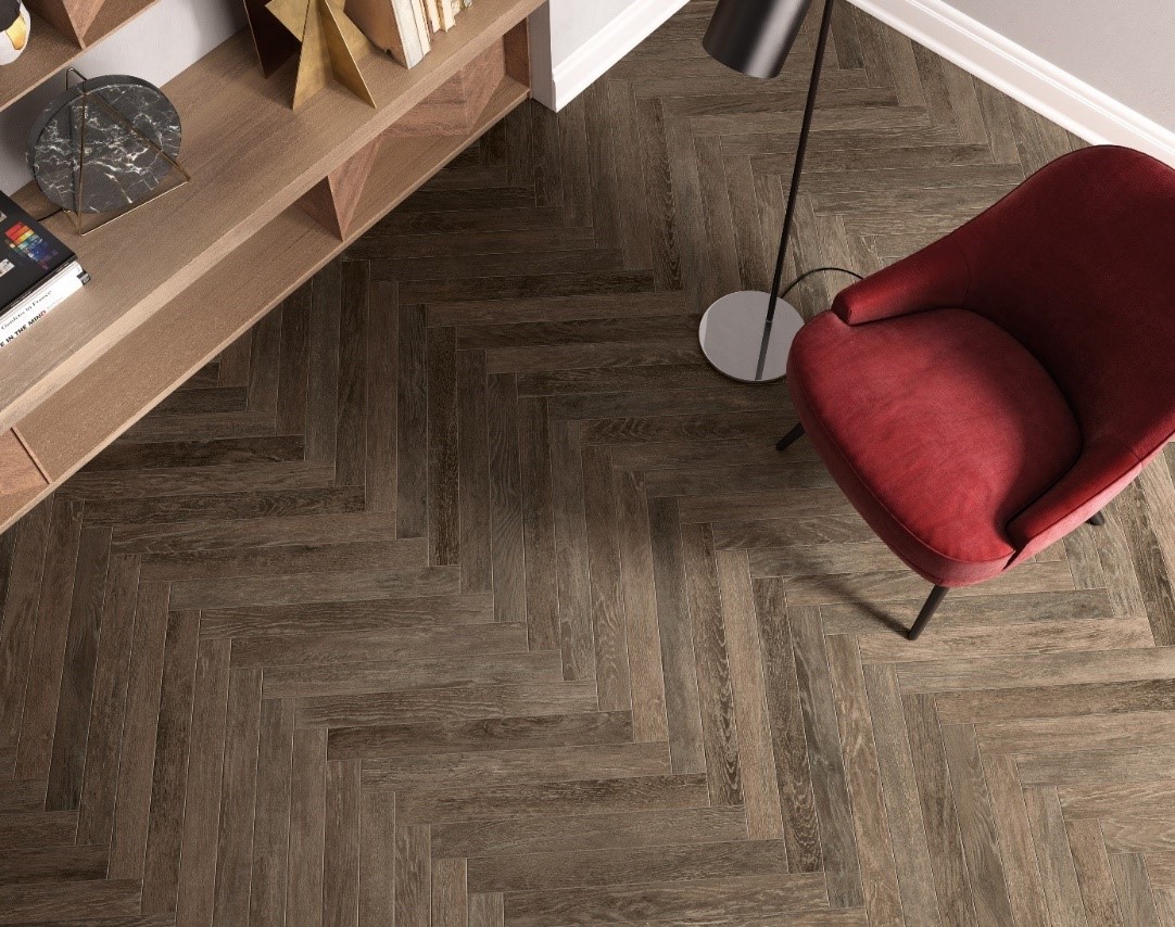 Poser un carrelage imitation parquet en chevron | POINT.P